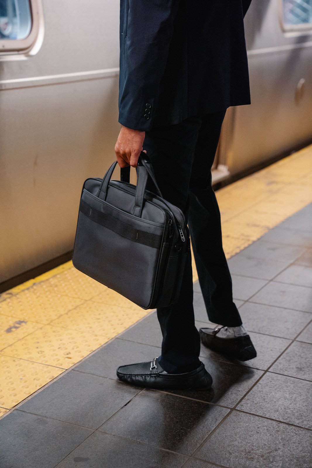 5 Best Laptop Bags For On-The-Go Professionals - GoTrendlin